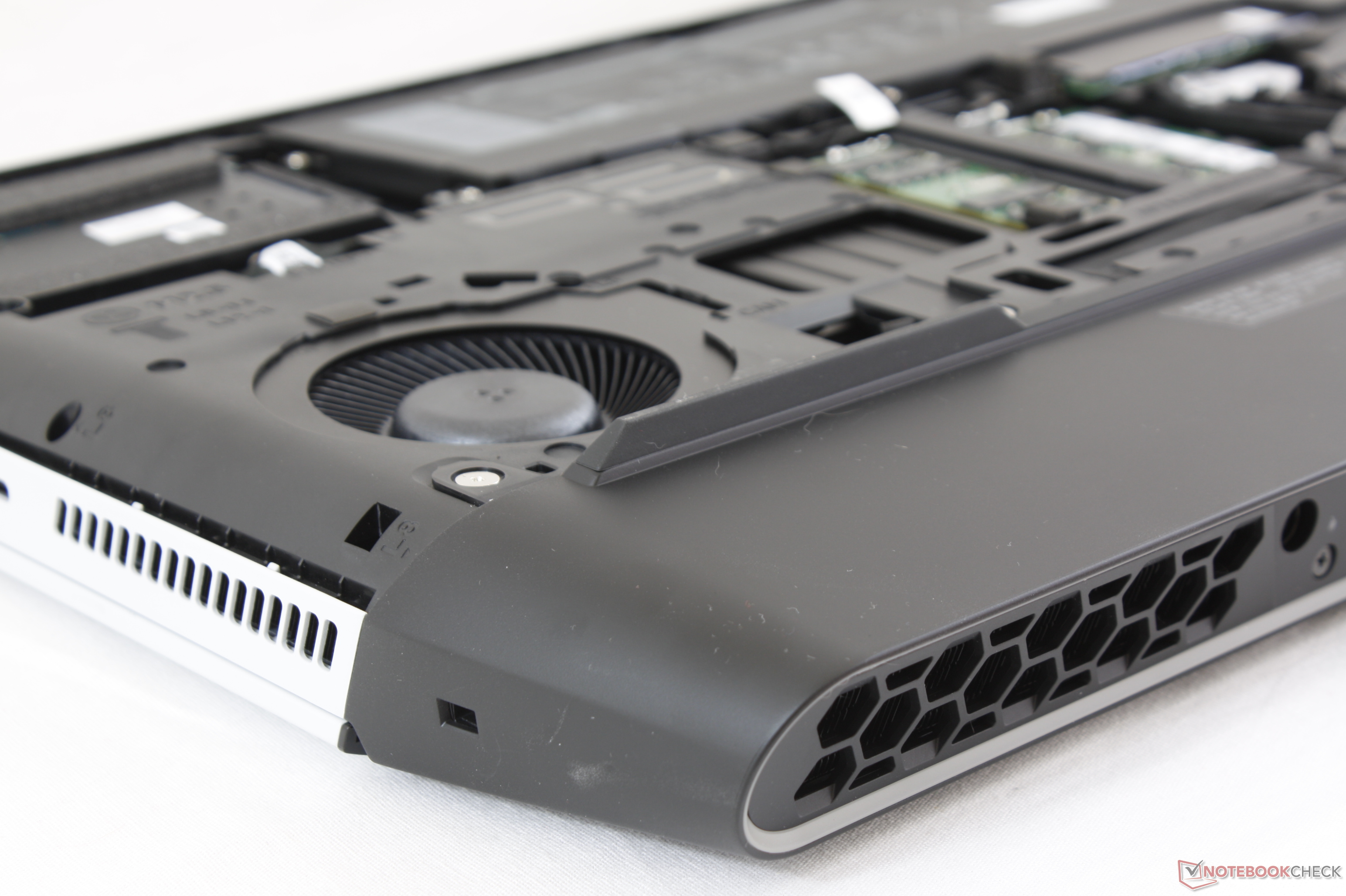 Alienware Area-51m (i9-9900K, RTX 2080) Laptop Review - NotebookCheck ...