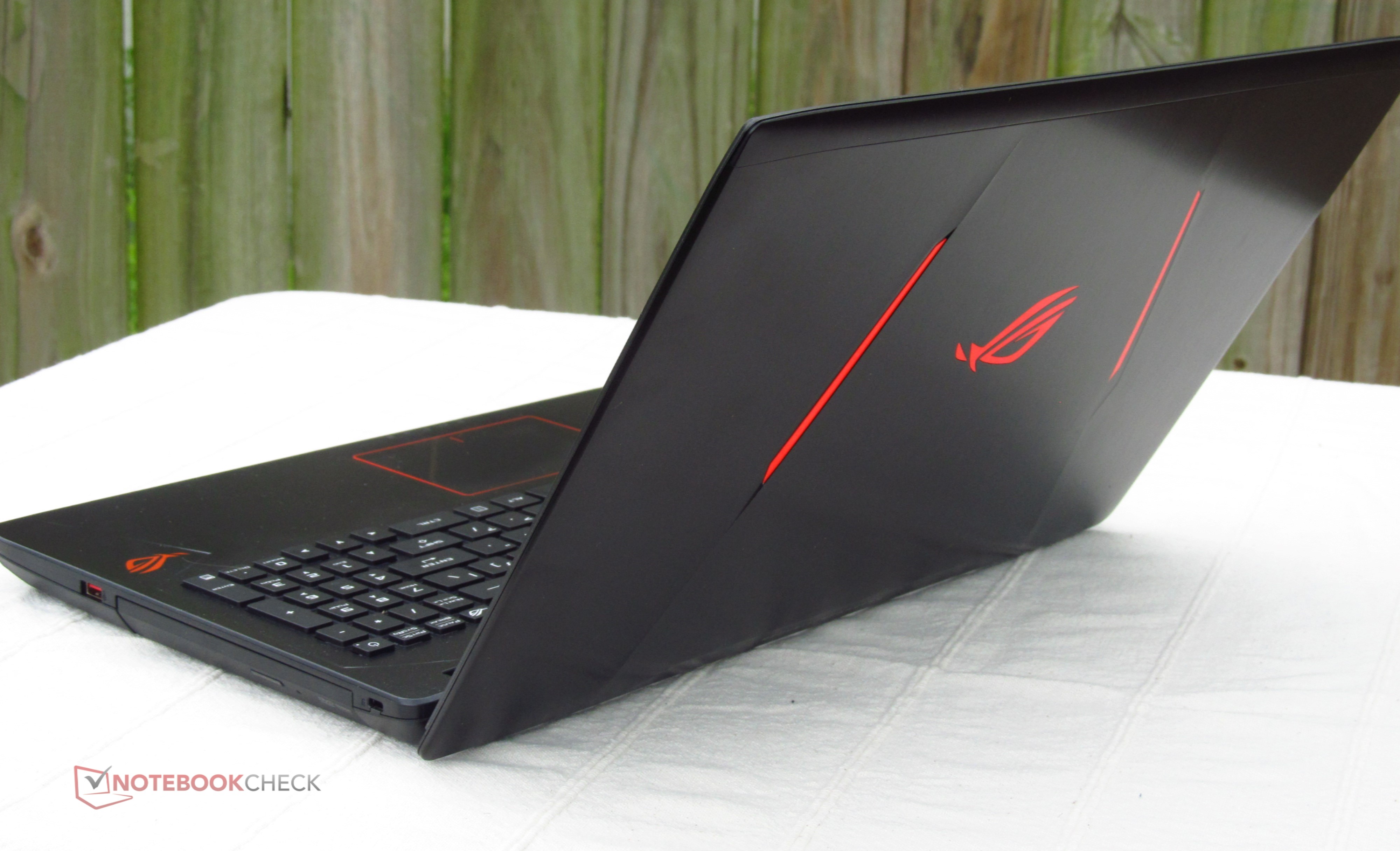 Asus ROG Strix GL553VD (7700HQ, FHD, GTX 1050) Laptop Review ...