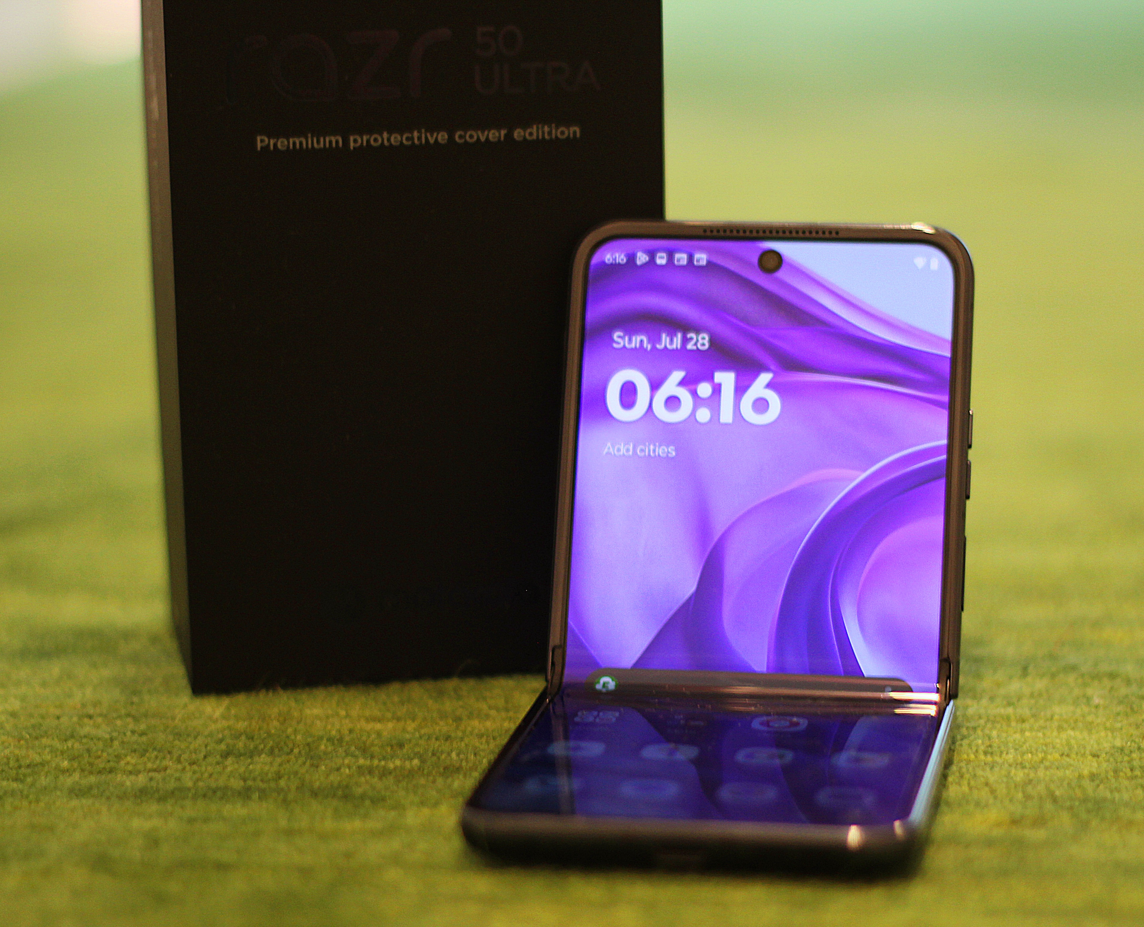 Motorola Razr+ 2024 smartphone review – The flip phone with an enormous ...