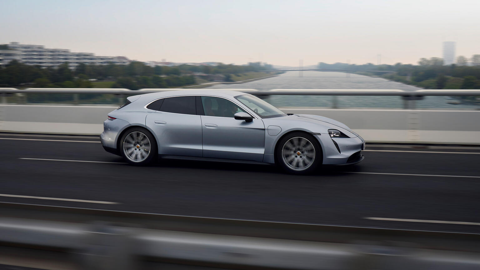 Porsche Taycan Turbo Sport Turismo tested at autobahn speeds of up to ...