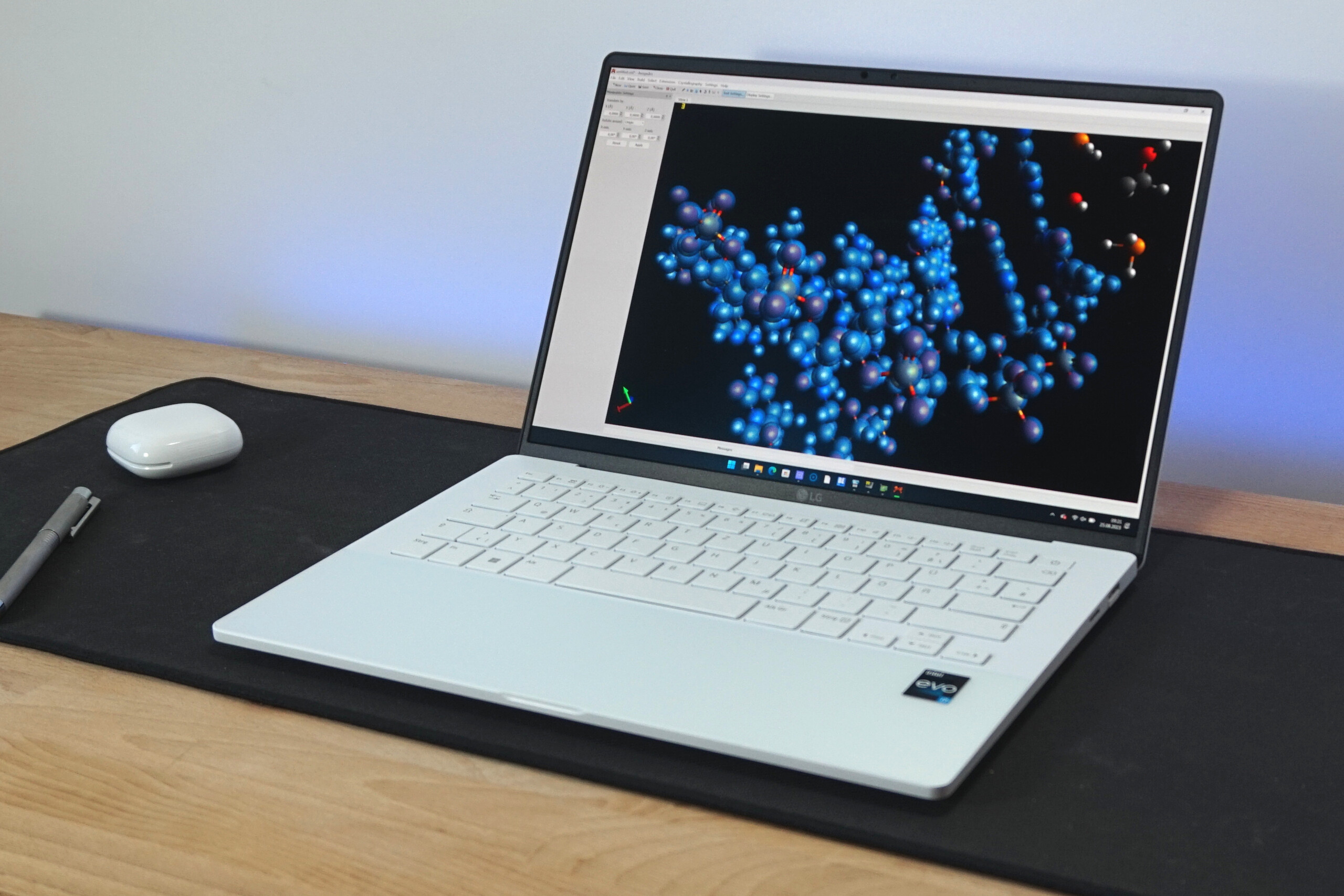 Beautiful LG Gram Style 14 OLED laptop recedes to all-time low price ...
