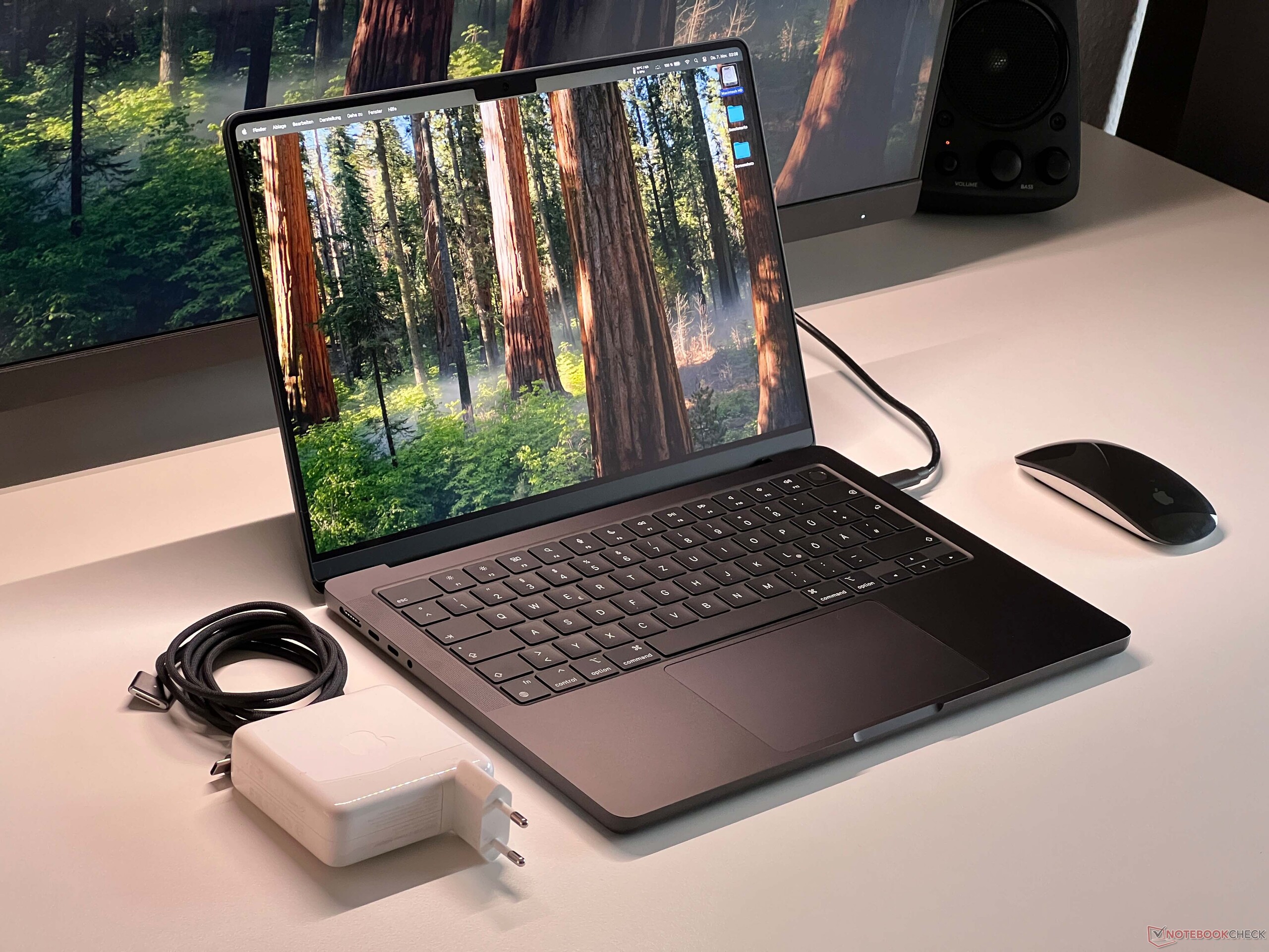 M4 Pro Apple MacBook Pros with 1600-nit mini-LED displays get first ...