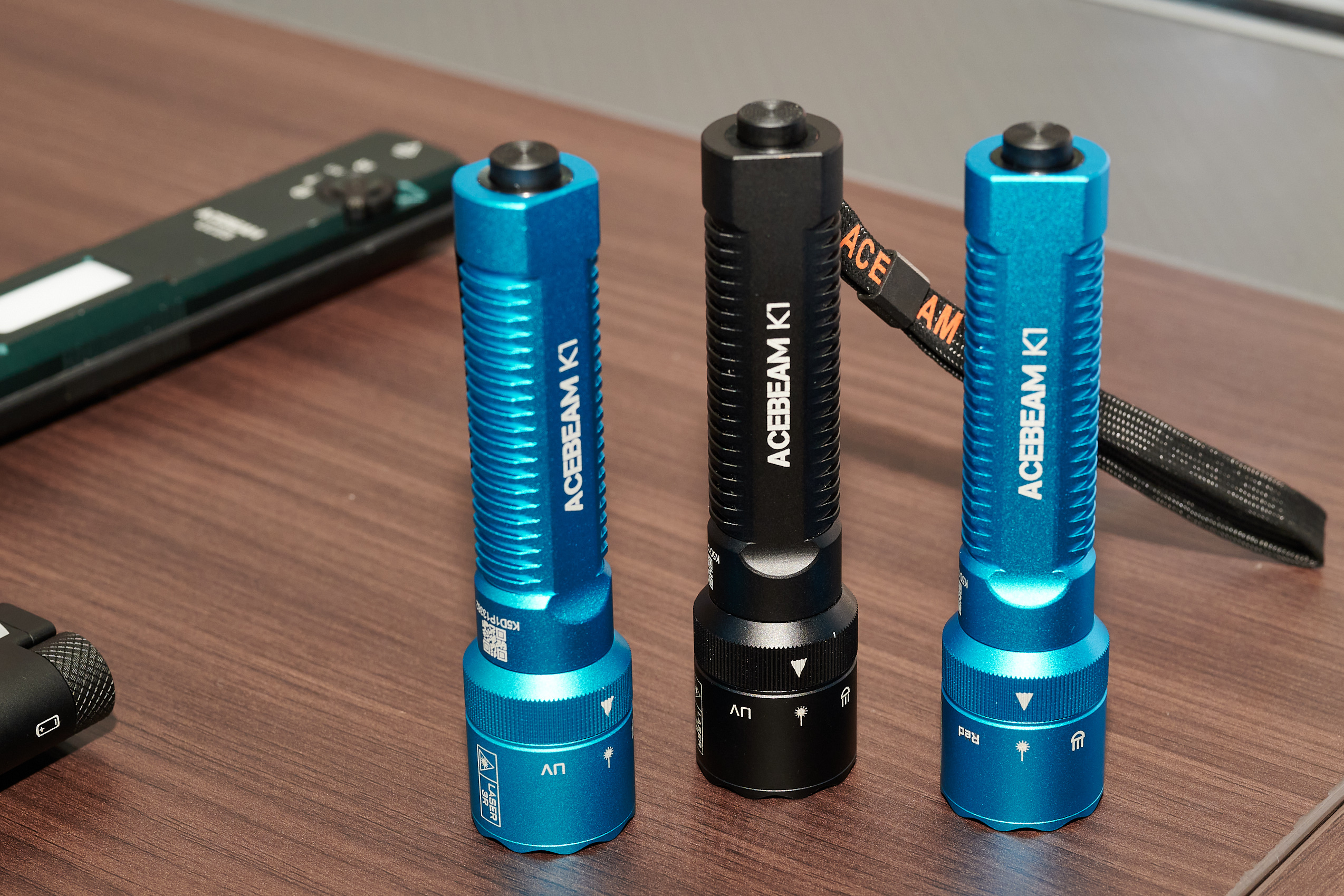Acebeam K1 hands-on: EDC flashlight with red/white light and optional ...