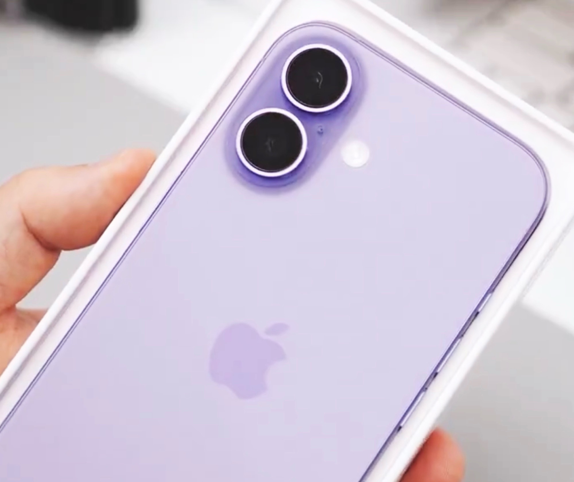 Apple iPhone 17 hands-on videos show dummy in two new colors ...