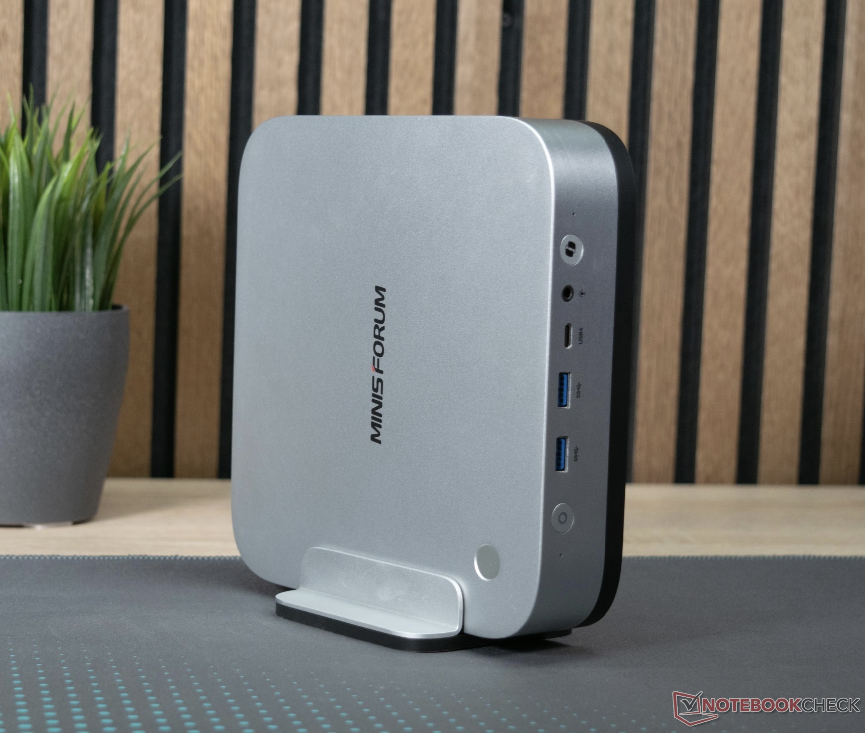 Minisforum mini PC with AMD Ryzen AI 9 HX 370 "Strix Point" APU and 96 ...