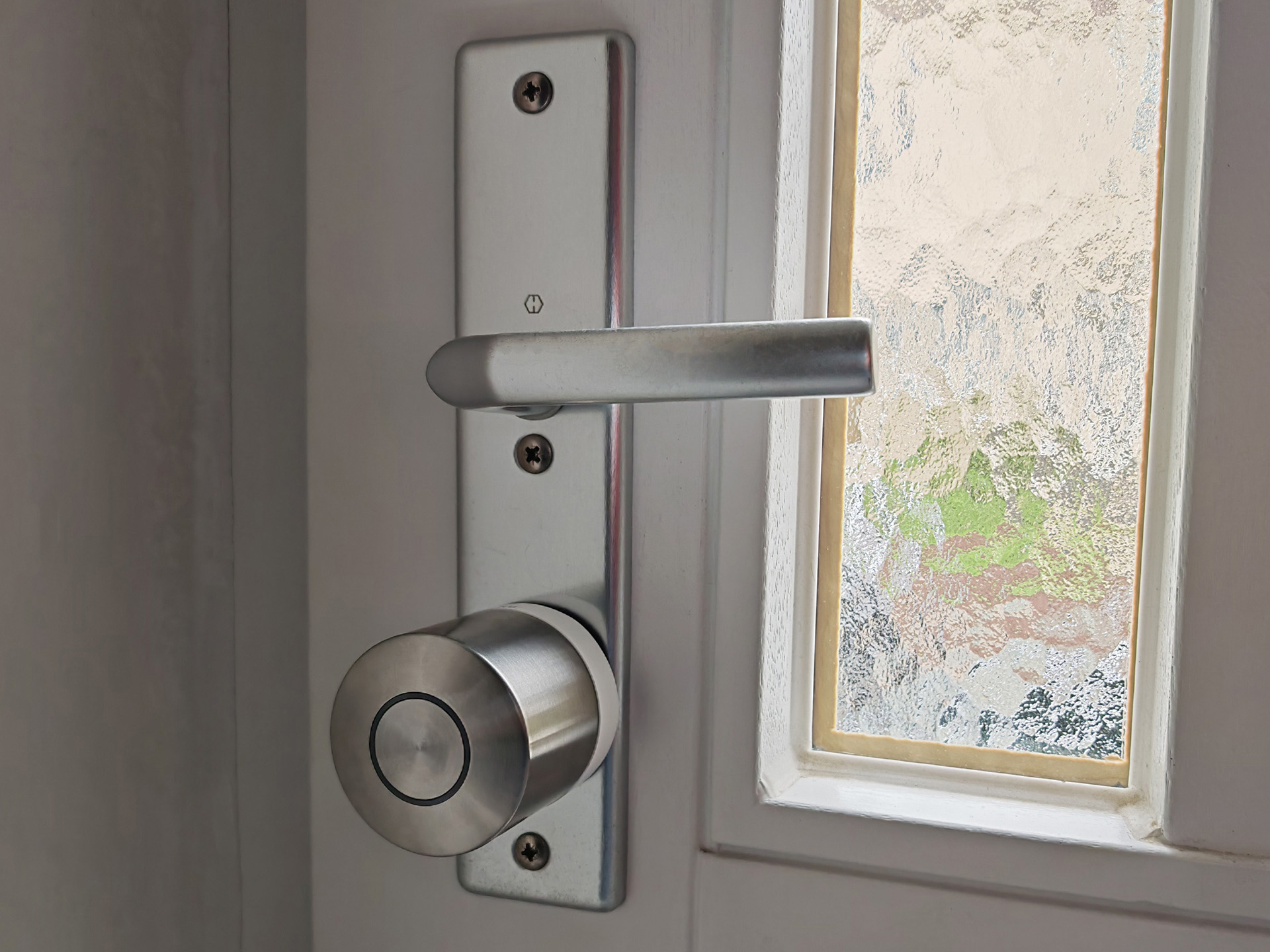 Door lock with Matter support, universal cylinder and quiet brush motor ...