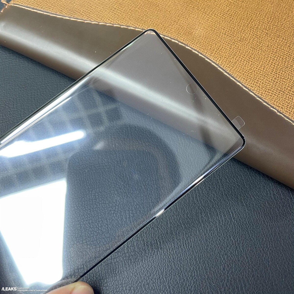 Alleged Pixel 6 and 6 Pro screen protector leaks uphold earlier renders ...