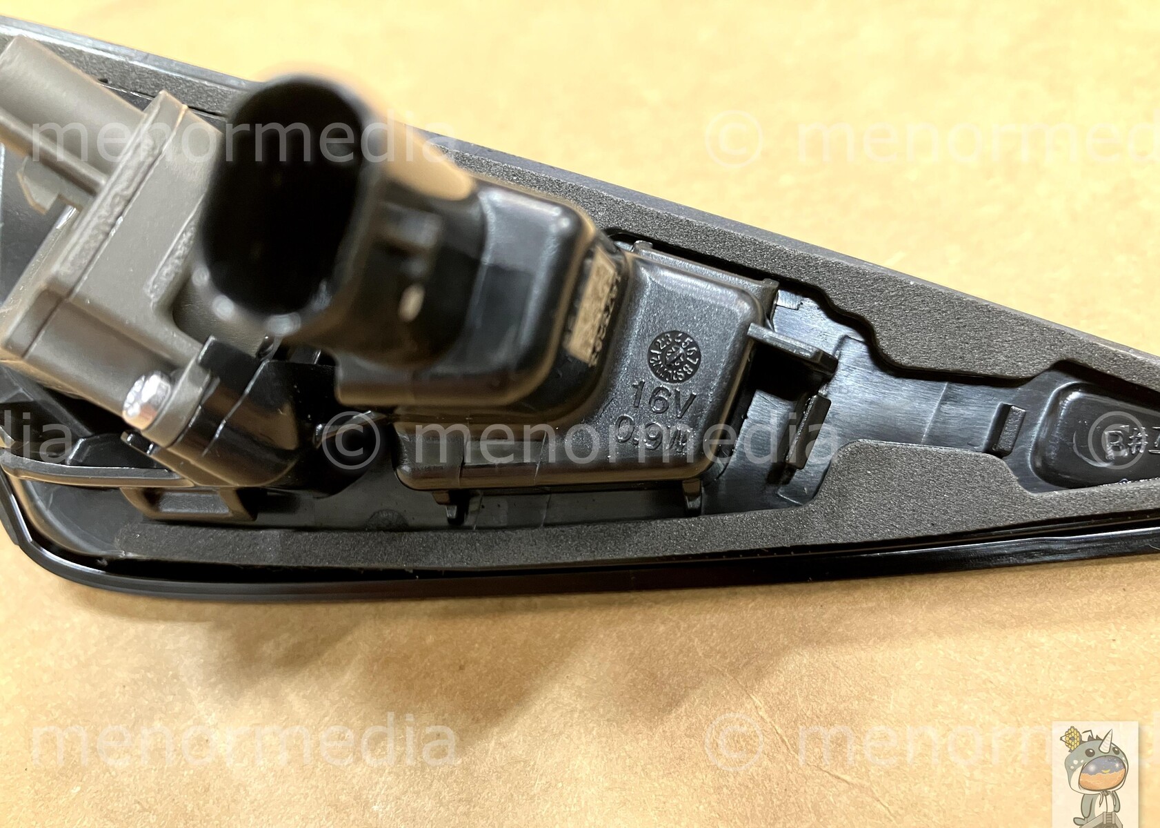 Tesla HW4 vs HW3 side indicator design and specs comparison shows it ...