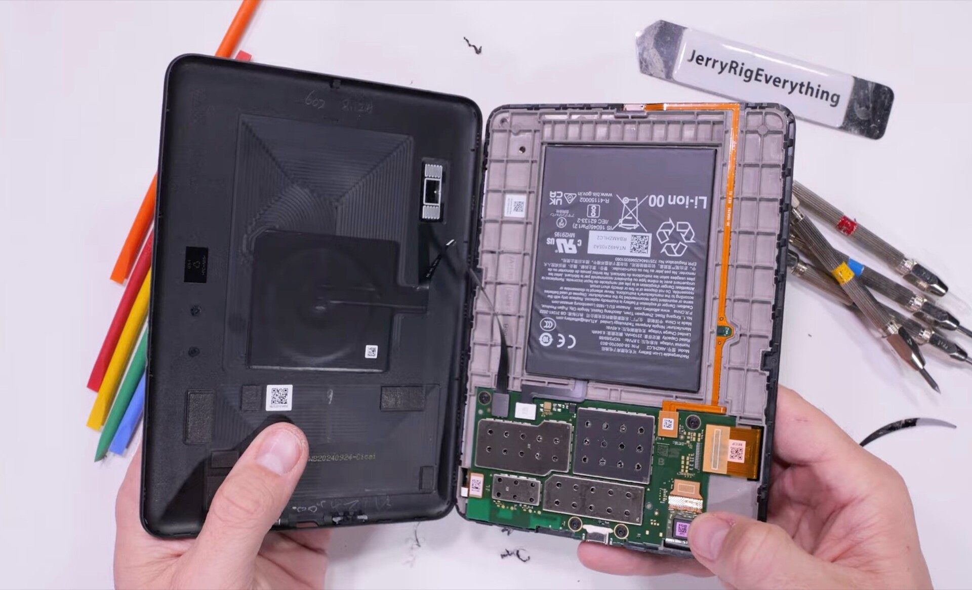 Amazon Kindle Colorsoft teardown video shows scratch-prone color ...