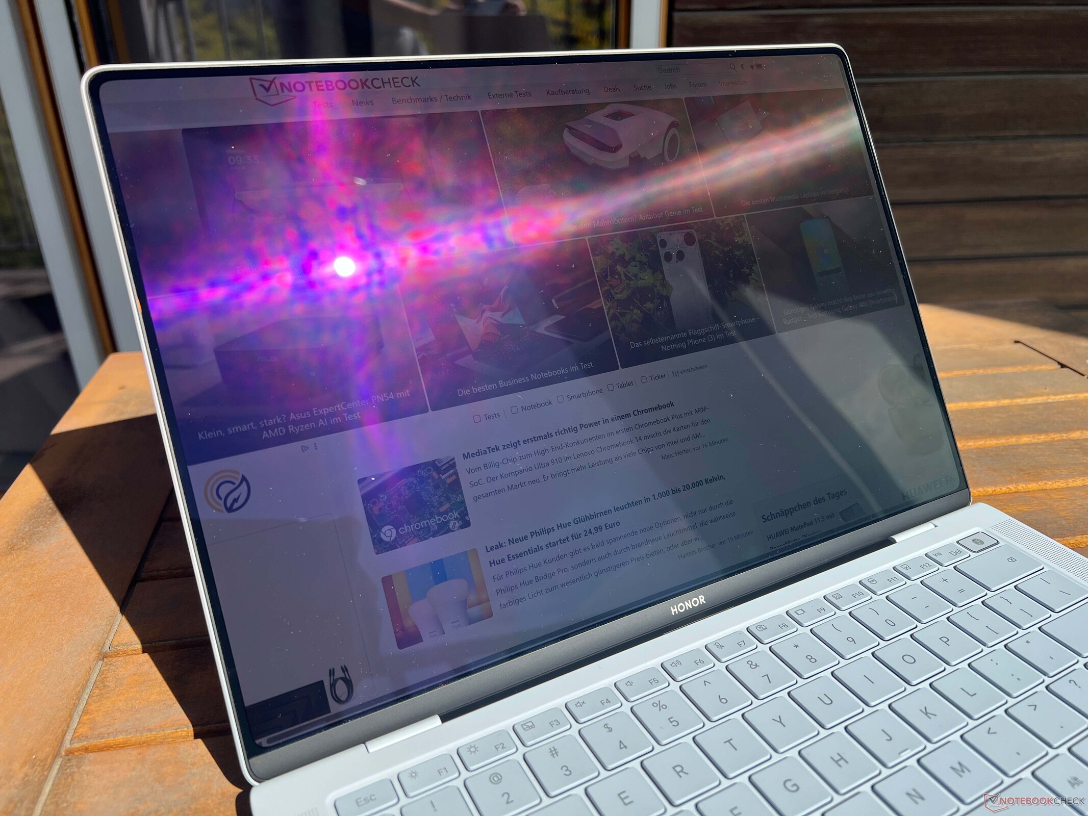 Honor advertises a peak brightness of up to 1600 nits for the MagicBook ...