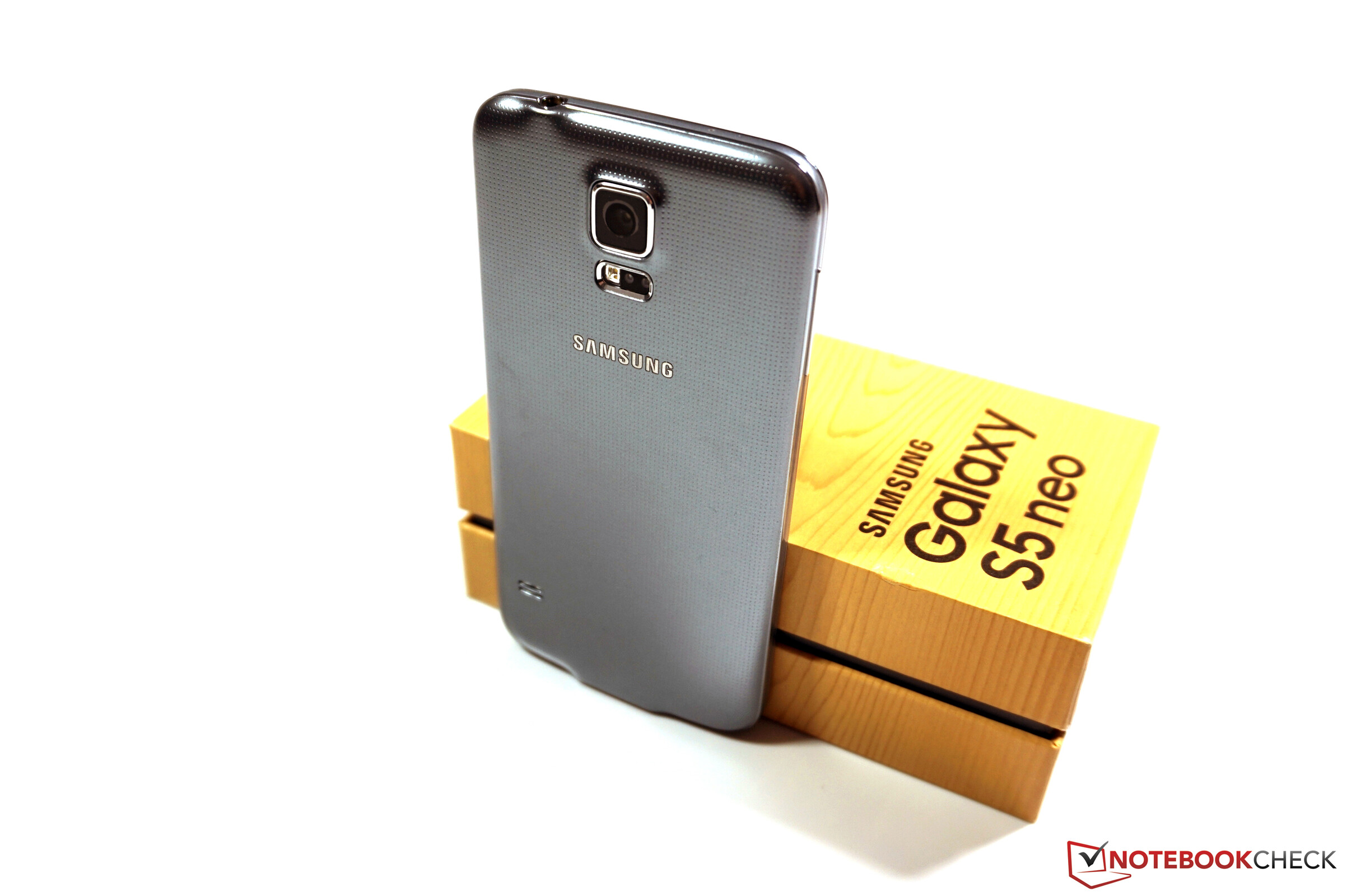 Samsung Galaxy S5 Neo Smartphone Review - NotebookCheck.net Reviews