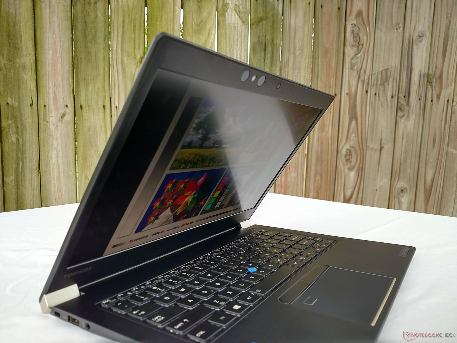 Toshiba Portégé X30 (i7-7600U, 256 GB) Laptop Review - Notebookcheck Review