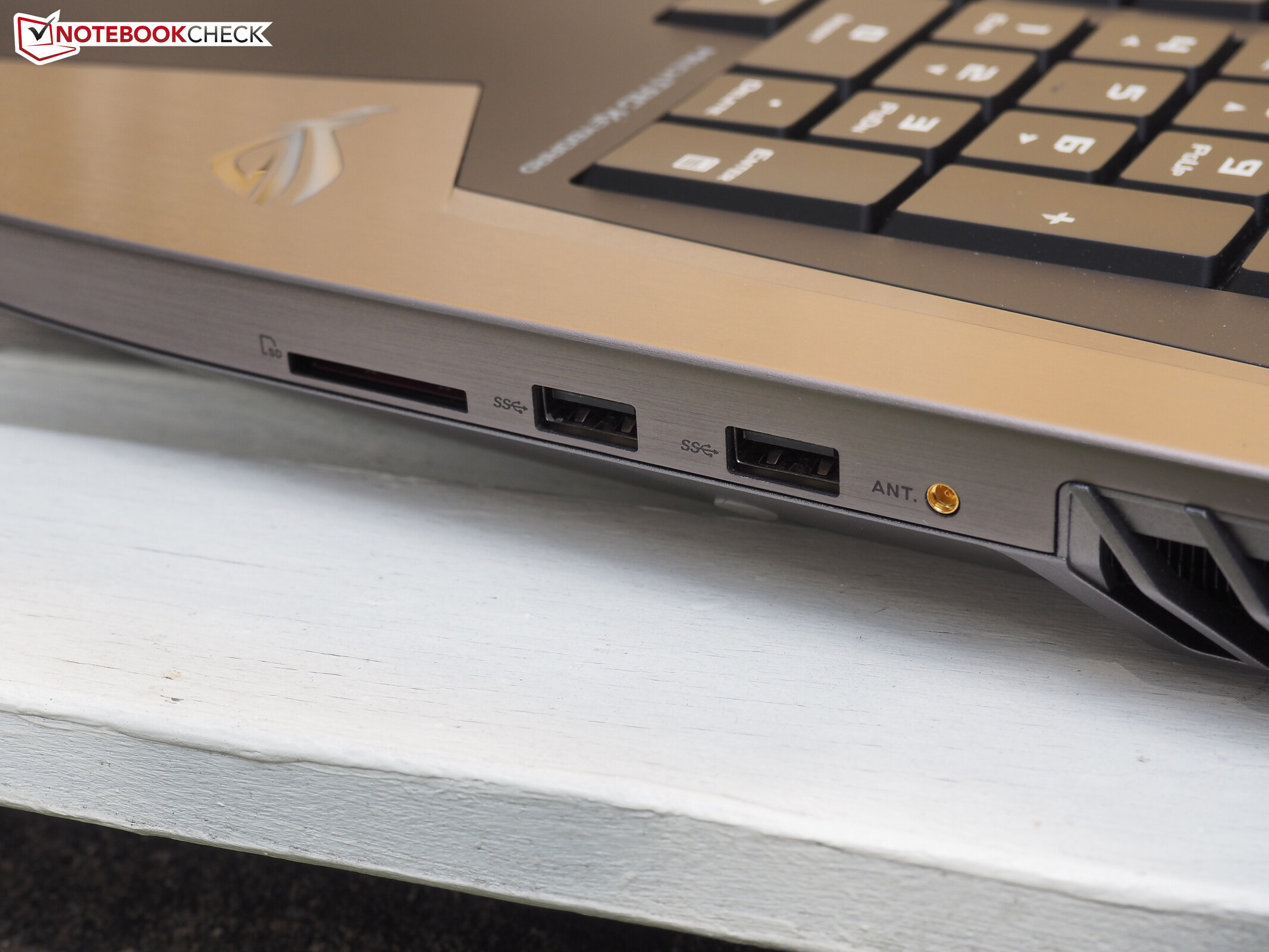 Asus ROG GX800 Notebook Preview - NotebookCheck.net Reviews