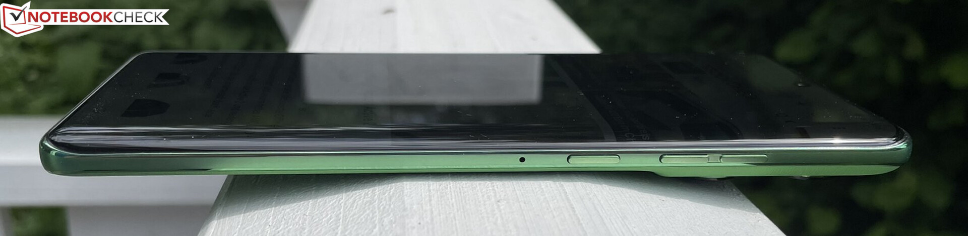 The premium smartphone that's shifting the mid-range benchmark ...