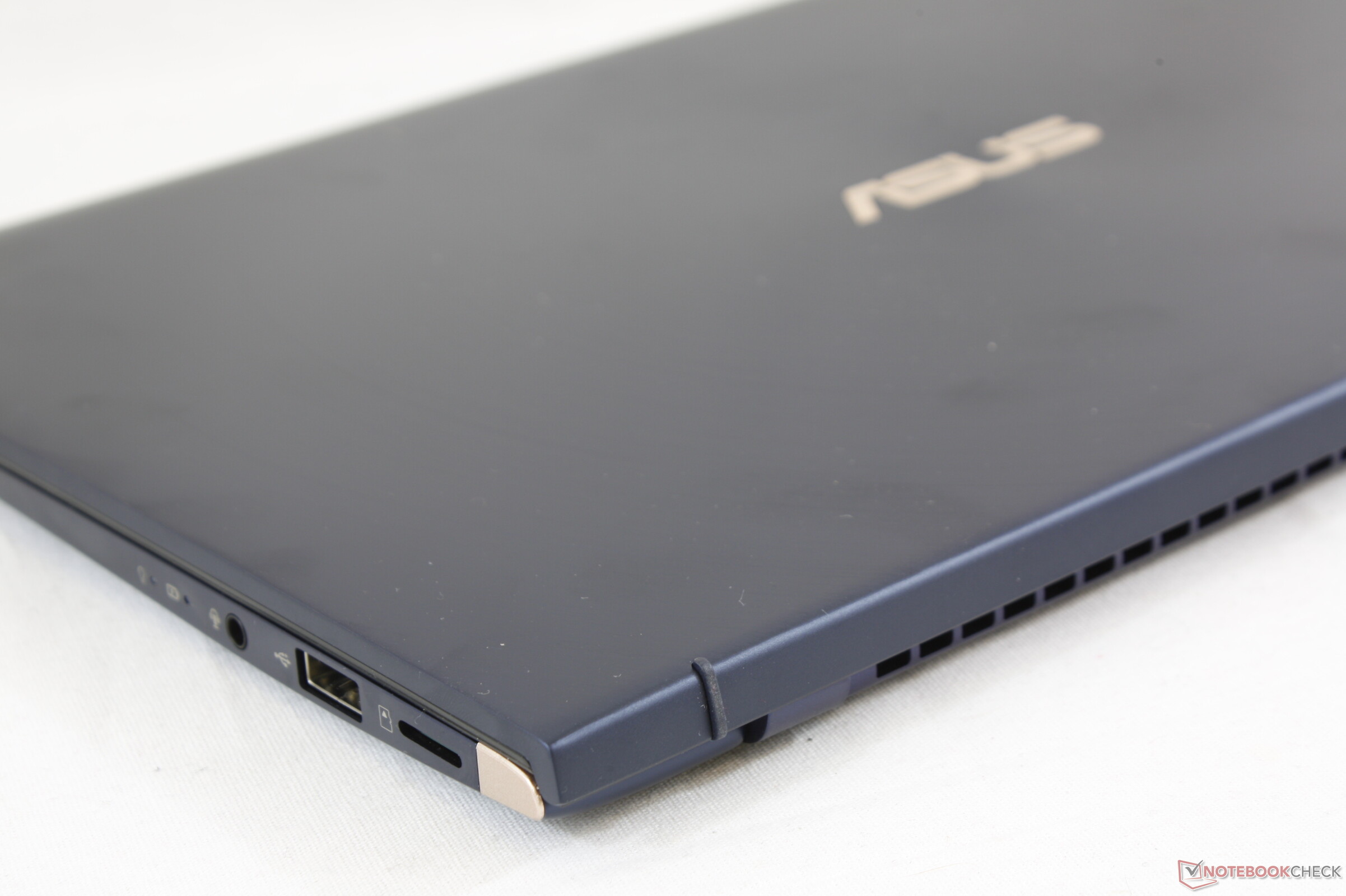 Asus ZenBook 14 UX433F (i7-8565U) Laptop Review - NotebookCheck.net Reviews