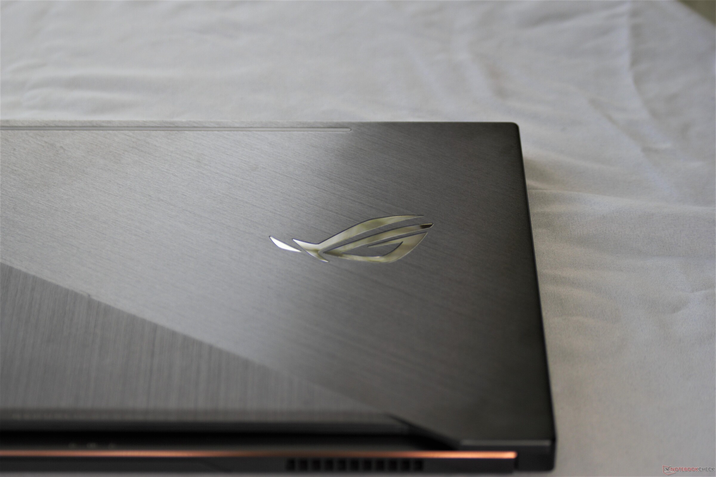 Asus ROG GU501GM (i7-8750H, GTX 1060) Laptop Review - NotebookCheck.net ...