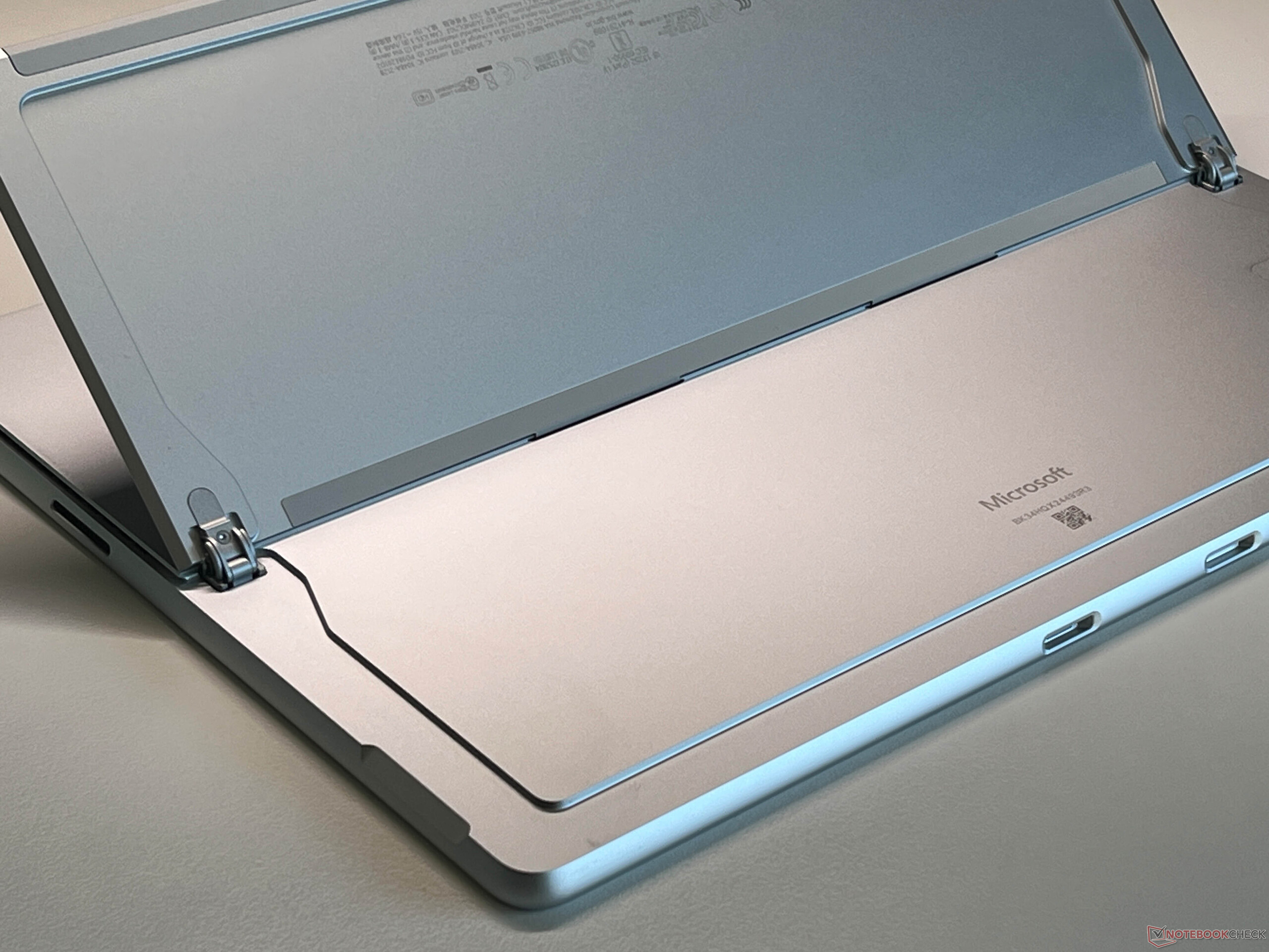 Lunar Lake vs. Snapdragon inside a convertible - Microsoft Surface Pro ...